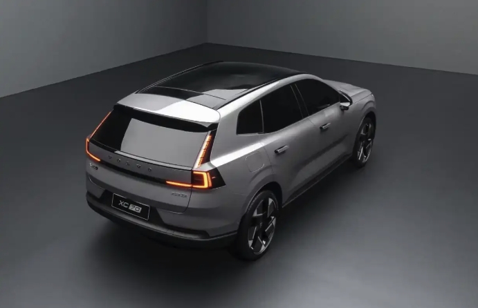 The first model with SMA super hybrid architecture, the all-new Volvo XC70 makes its debut and ...