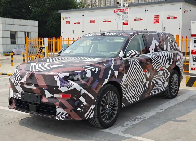 Spy shots of Wey's new flagship SUV revealed, with a length of nearly 5.3 meters and a six-seat ...